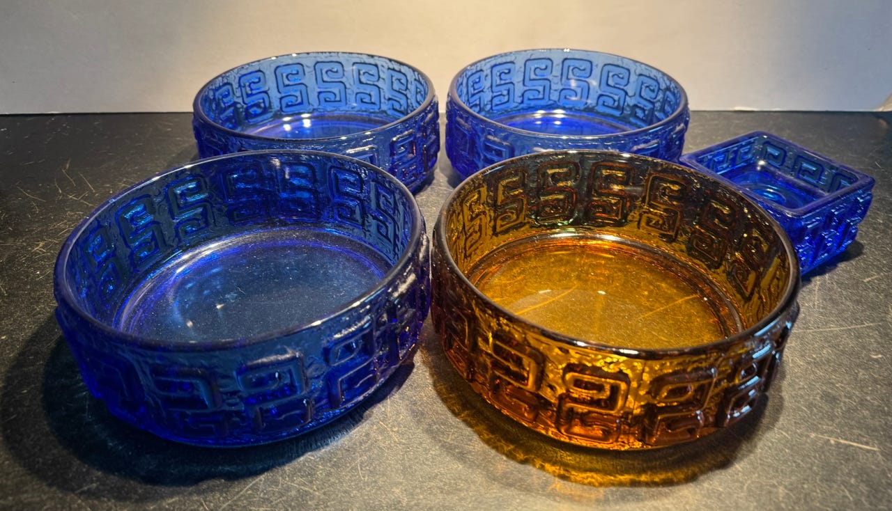 4 glassboller og lysestake fra Riihimaen Lasi. Design Tamara Aladin ...