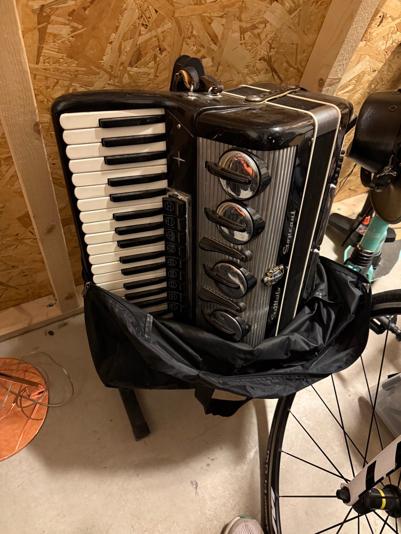 Soprani Trekkspill Svart og hvit 41 tangenter 120 bass | FINN-torget