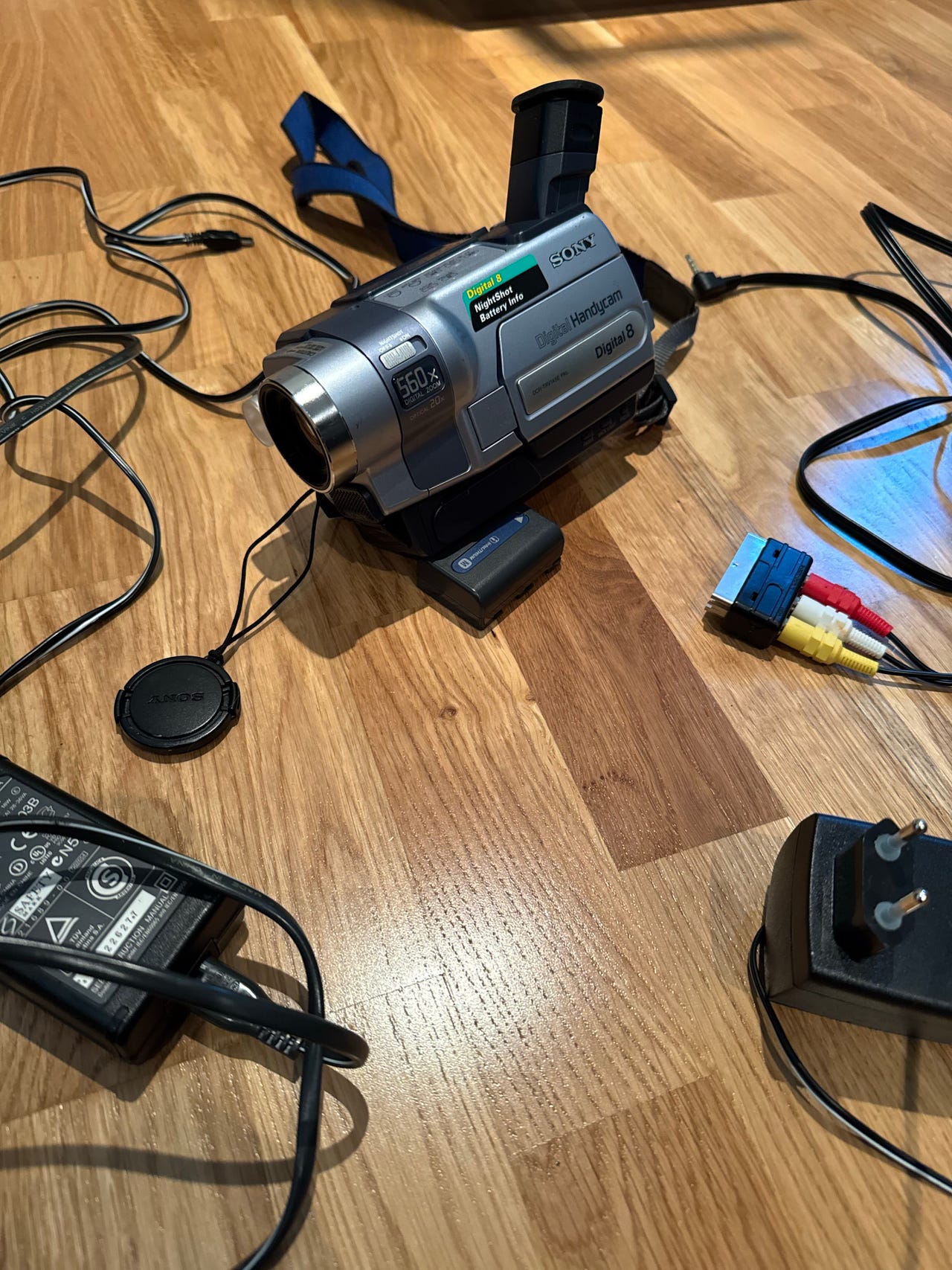 Sony Digital HI-8 night-shot handycam / 560 x Digital zoom / 20 x ...