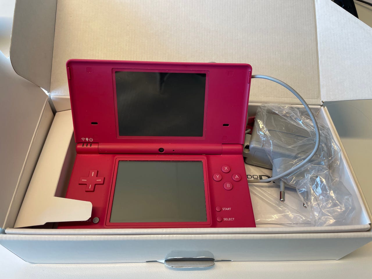 Rosa Nintendo DS selges | FINN-torget