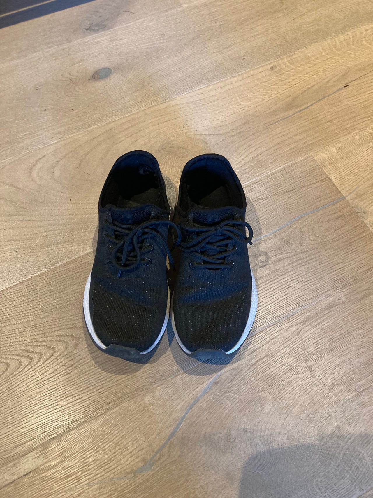 Sorte sneakers/sko | FINN-torget