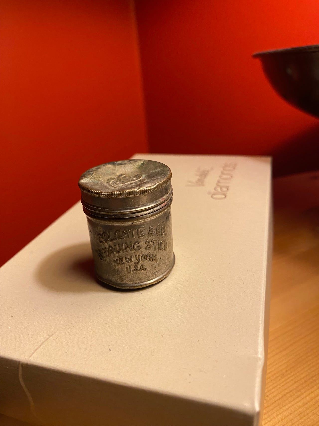 Colgate & Co. Roaring Twenties Tin Barberstang | FINN-torget