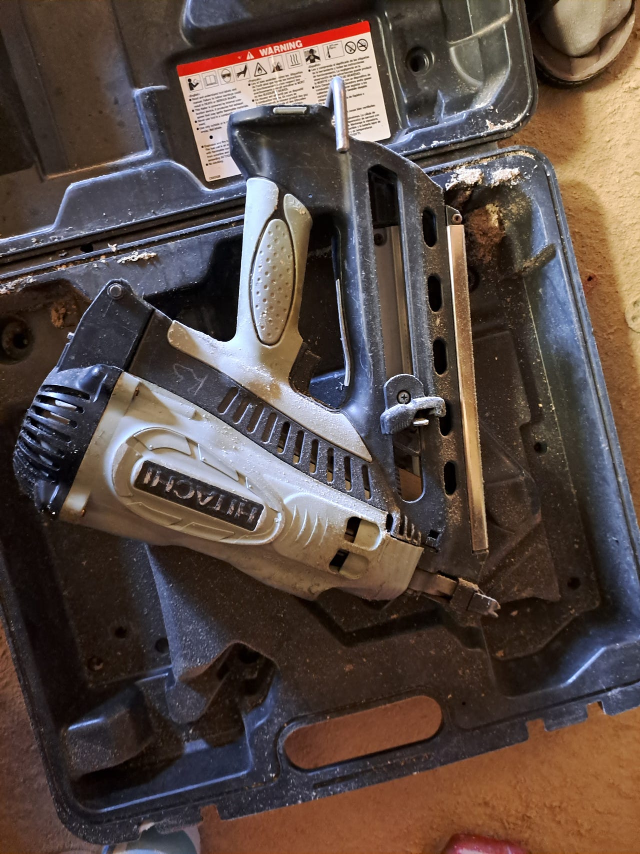 Spikerpistol med lader og et batteri | FINN-torget