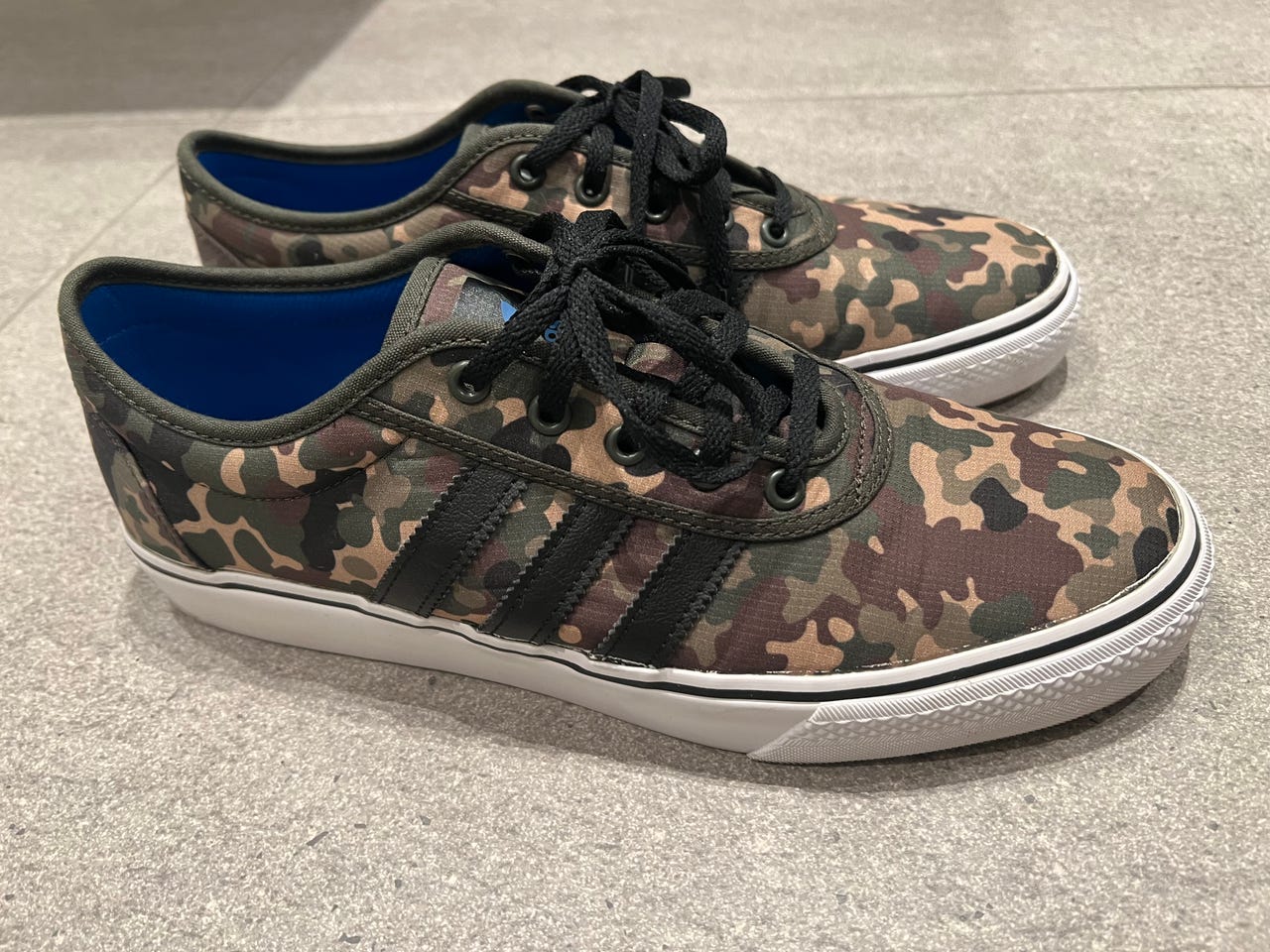 Adidas sko med army design i str. UK 10 til salgs | FINN-torget