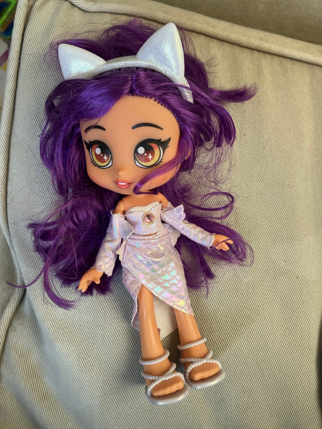 L.O.L. Surprise Dukke med lilla hår og hvit kjole | FINN-torget