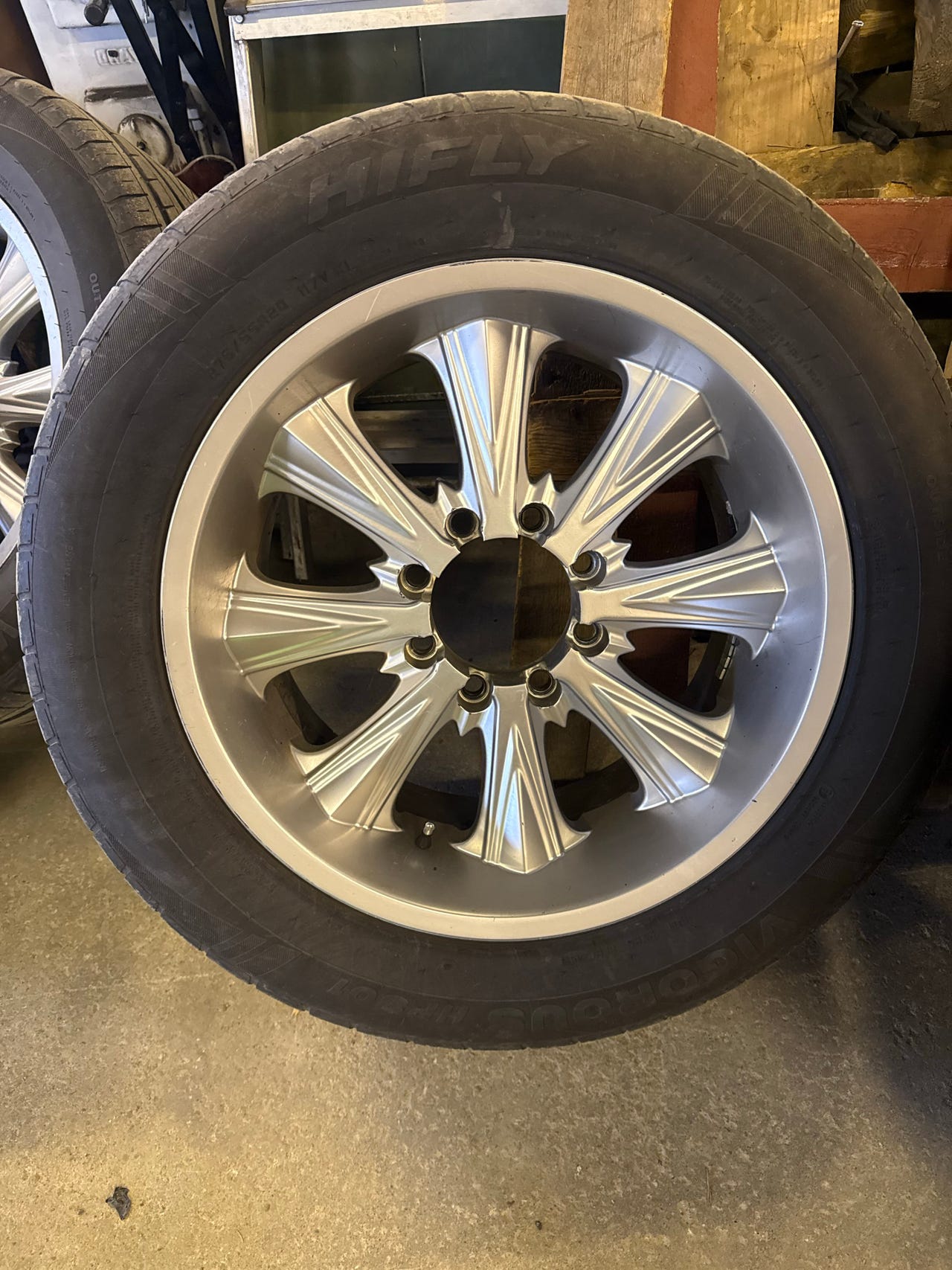 Dekk og felger til Chevrolet Suburban 8 Bolt | FINN-torget