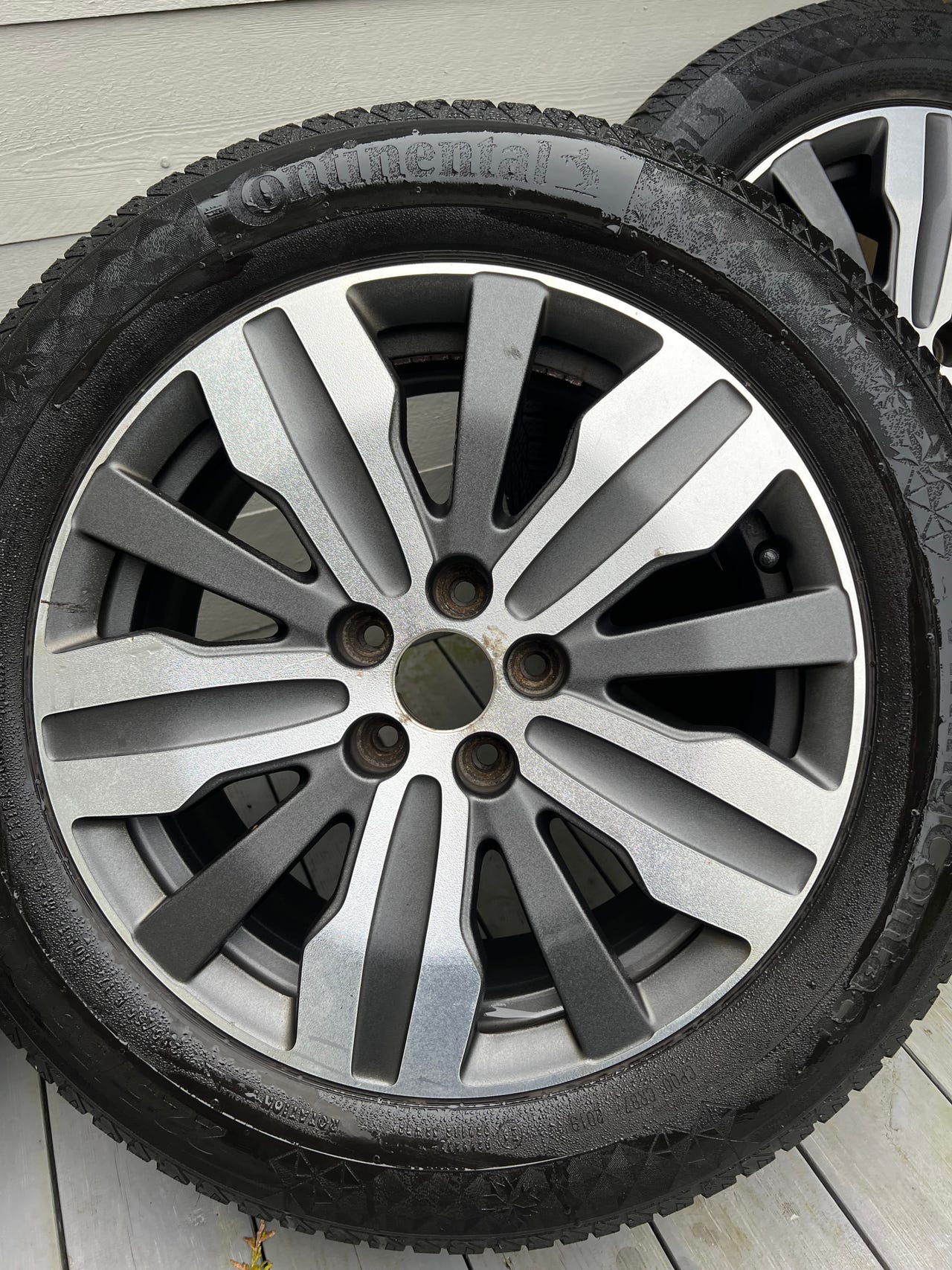 Piggfrie vinterdekk m/felg 225/55R17 Continental VikingContact 7 | FINN ...