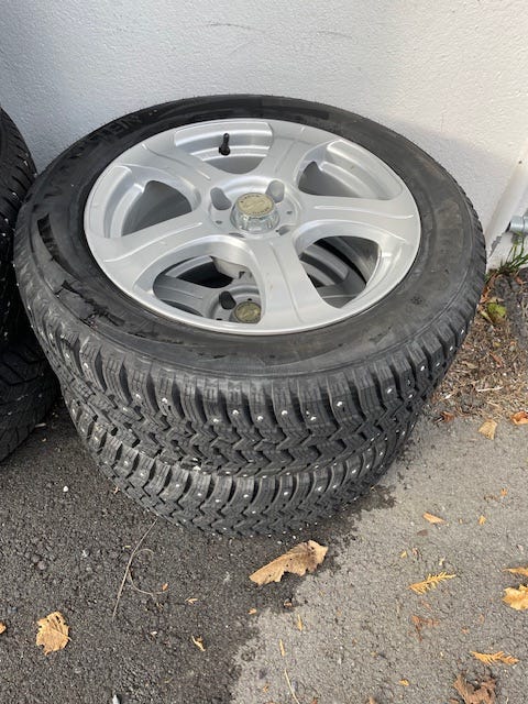 Nesten nye piggdekk Vredestein Arctrac 205/55R14 | FINN-torget