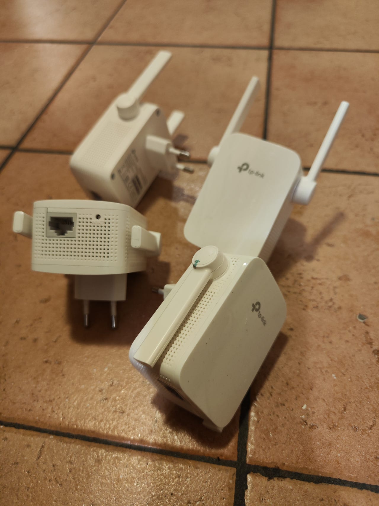 TP-Link RE304 (x4) extendere og TP-Link Archer C7 routere (2x) selges ...
