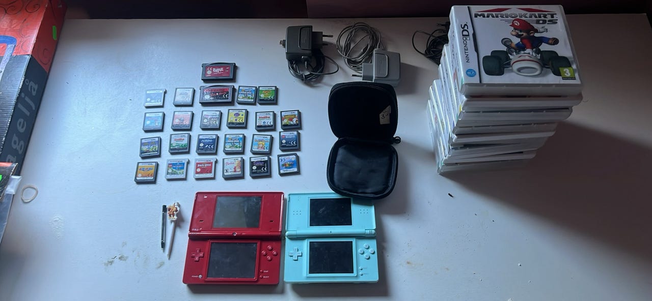 Komplett Nintendo DS-pakke – 2 konsoller, 24 spill, 3 ladere, veske og ...