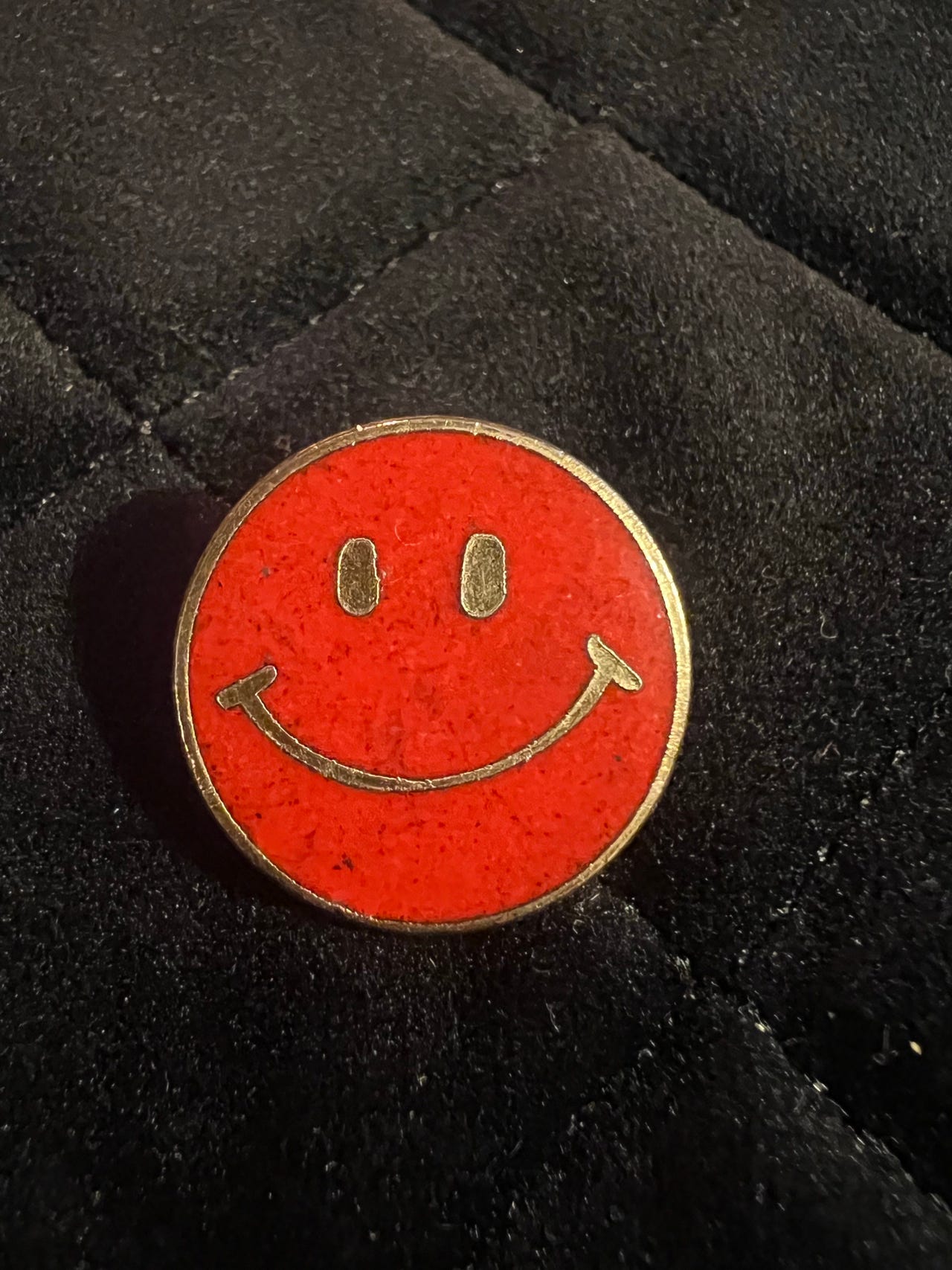 Smiley pins 😊 metall i rødt og gullfarget | FINN-torget
