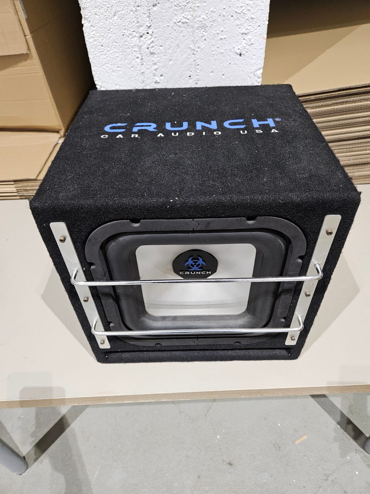 Kraftig Crunch subwoofer i kasse, 12" (30 cm). Spiller bra og gir solid ...