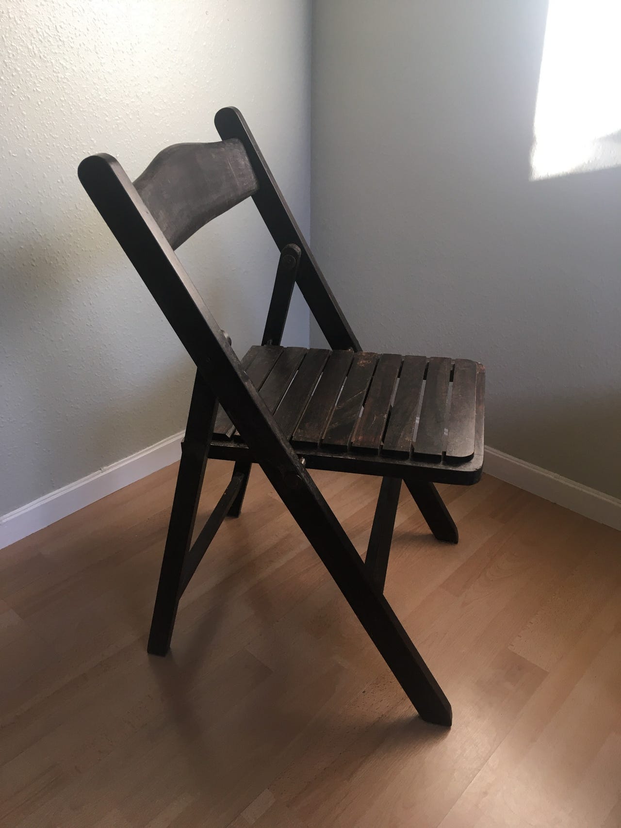 Elegant sammenleggbar stol i heltre – klassisk, solid og ...