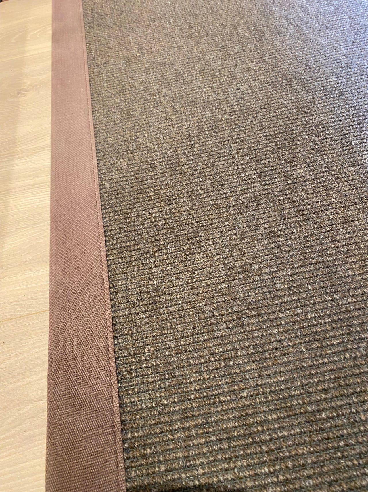 RESERVERT // Brunt sisal teppe med brun kant 4x4 meter | FINN-torget