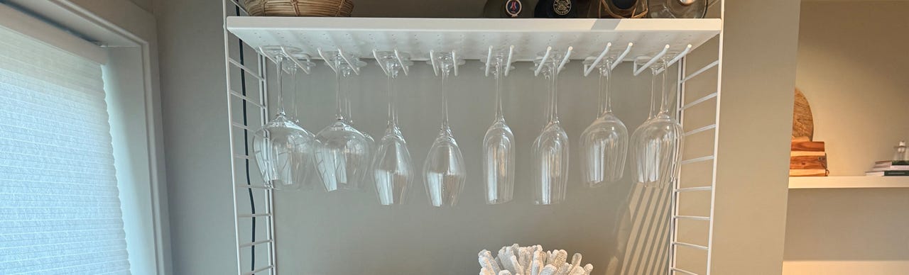 Pent brukt String metallhylle med glassholdere og flaskeholder | FINN ...