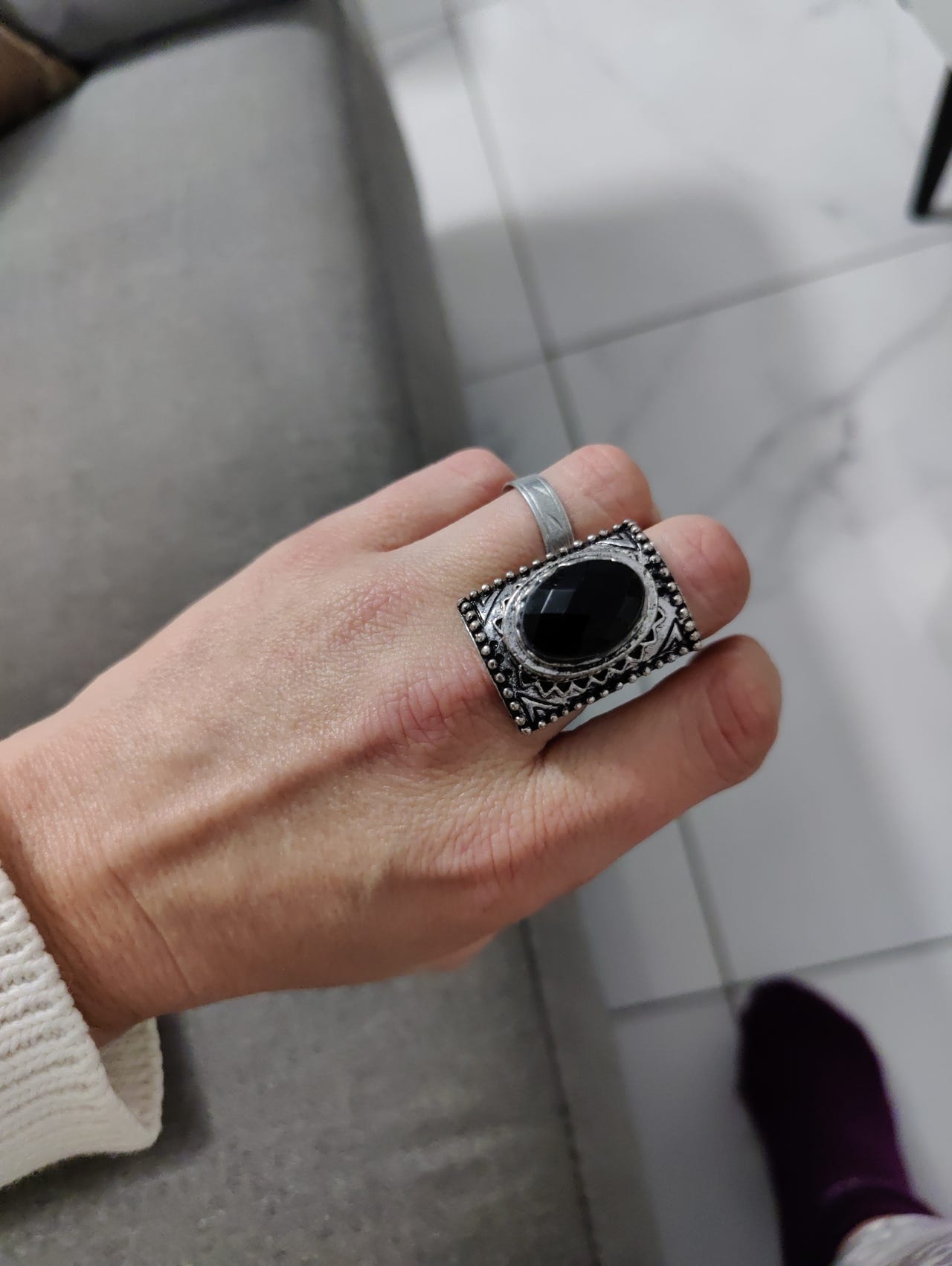Stor sort og dekorativ ring justerbar ⭐ | FINN-torget