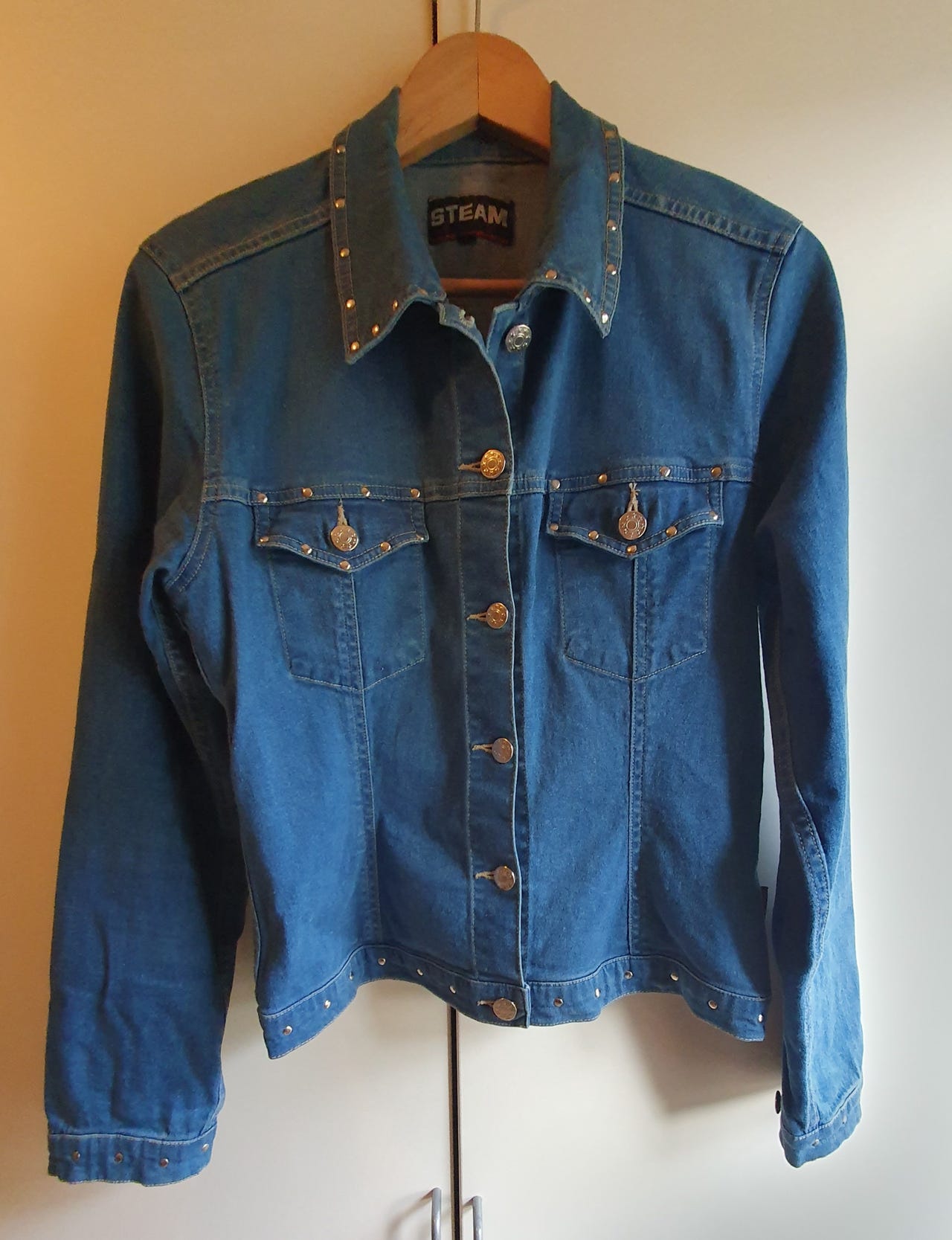 Dekorativ olajakke/jeans/denim jakke med knapper og brystlommer. | FINN ...
