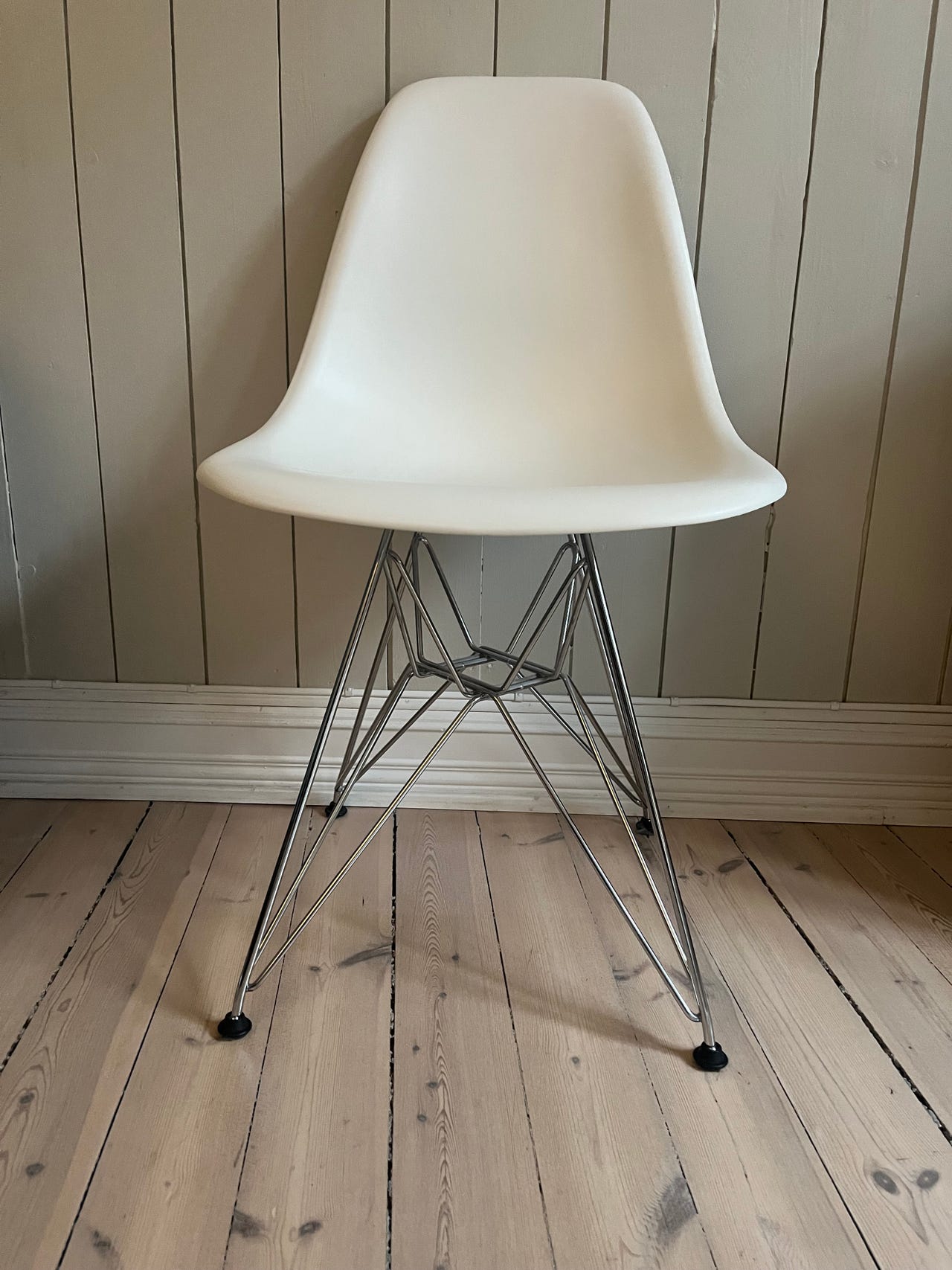 Hvite Vitra Eames plaststoler i god stand | FINN-torget