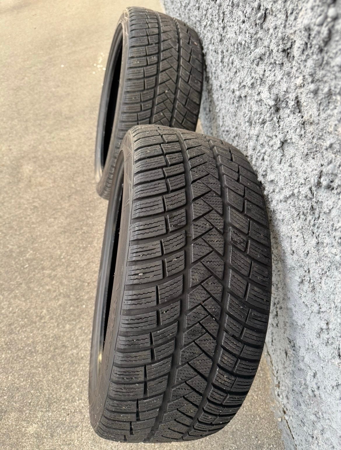 Vredestein piggfrie vinterdekk, 225/40 R19 (2 stk) | FINN-torget