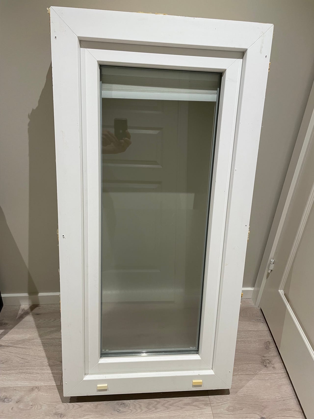 Vindu drei og vipp venstre PVC 590×1190 2-lag glass | FINN-torget