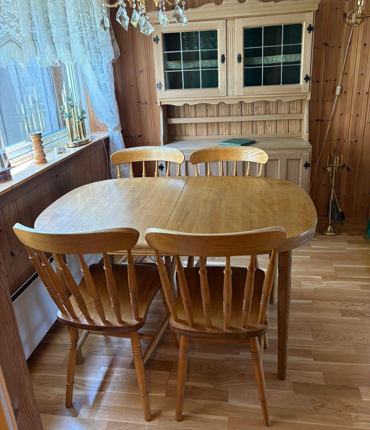 Spisebord med fire stoler. Bord kan forlenges med en plate (som ...