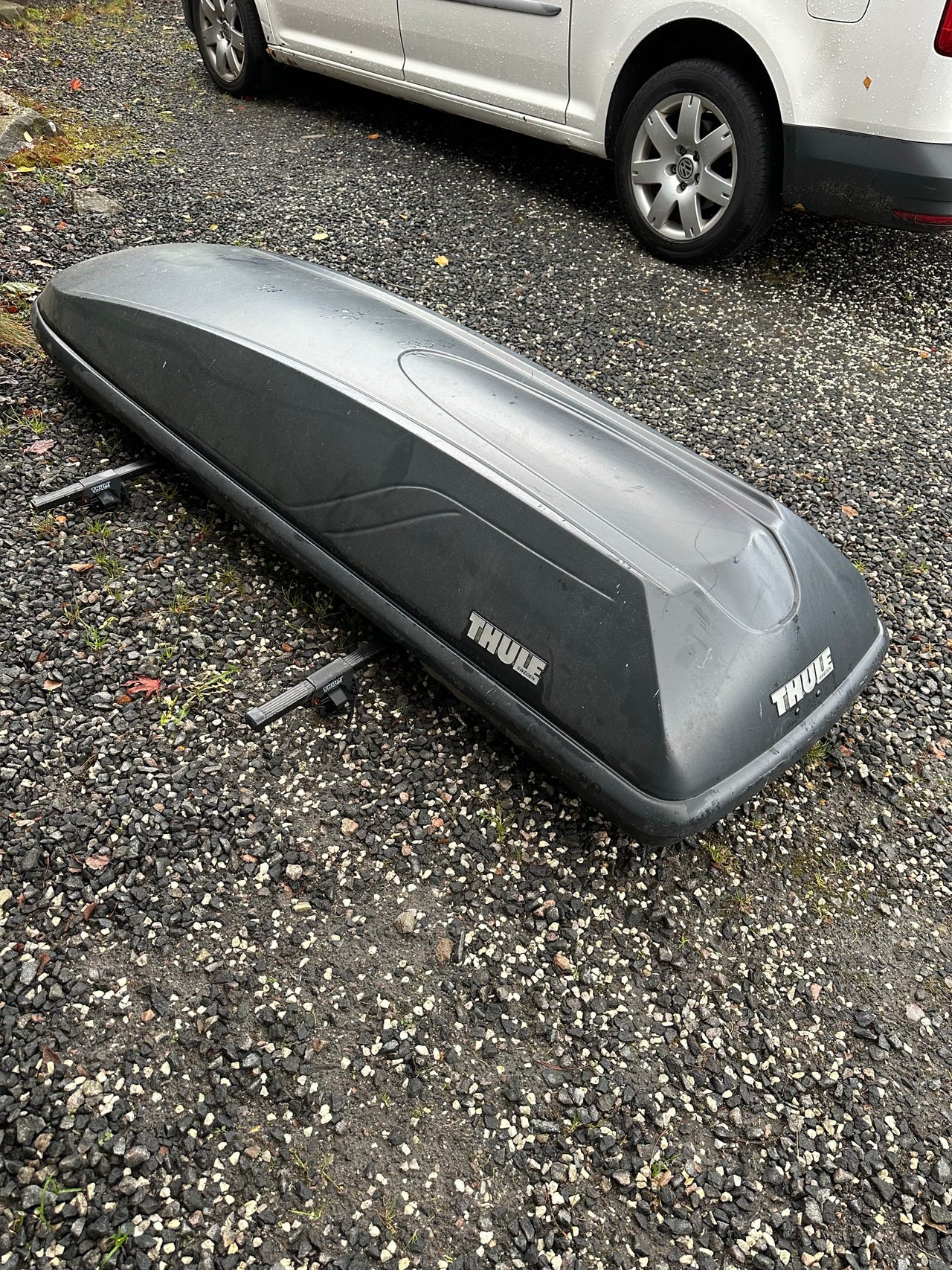 Thule takboks skiboks med stativ til rails | FINN-torget