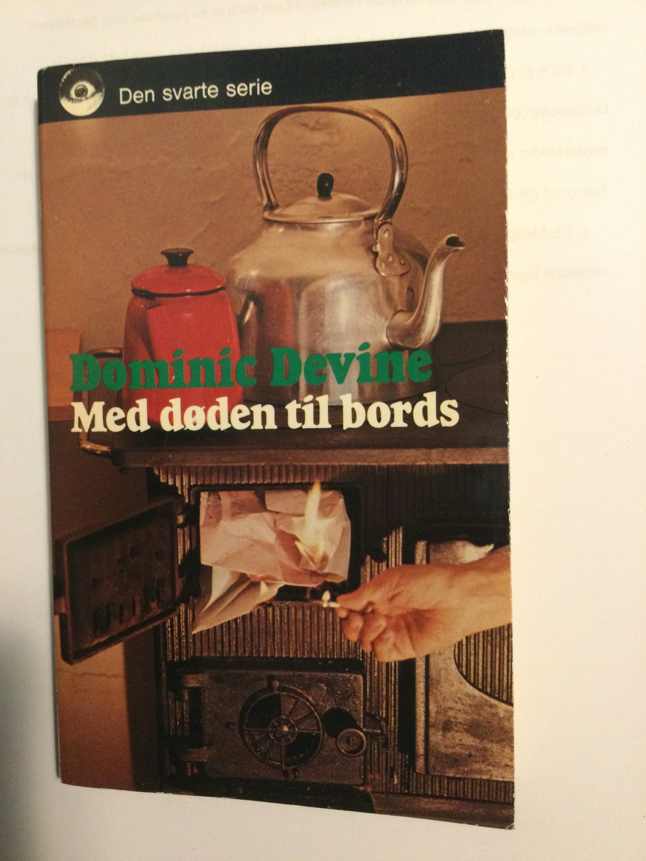 Dominic Devine: Med døden til bords (Den svarte serie) | FINN-torget