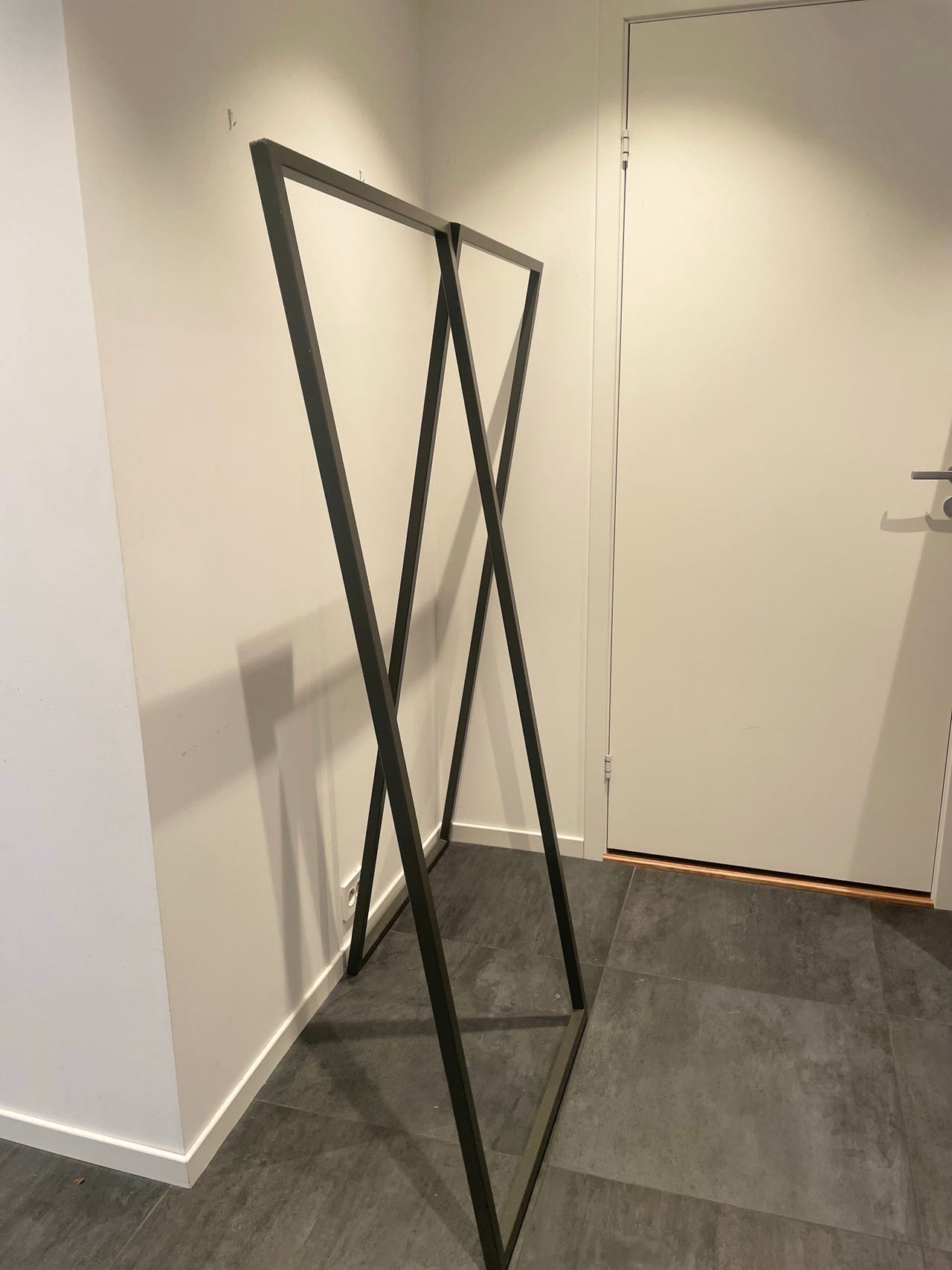 Stilren garderobestang i sort metall 450kr | FINN-torget