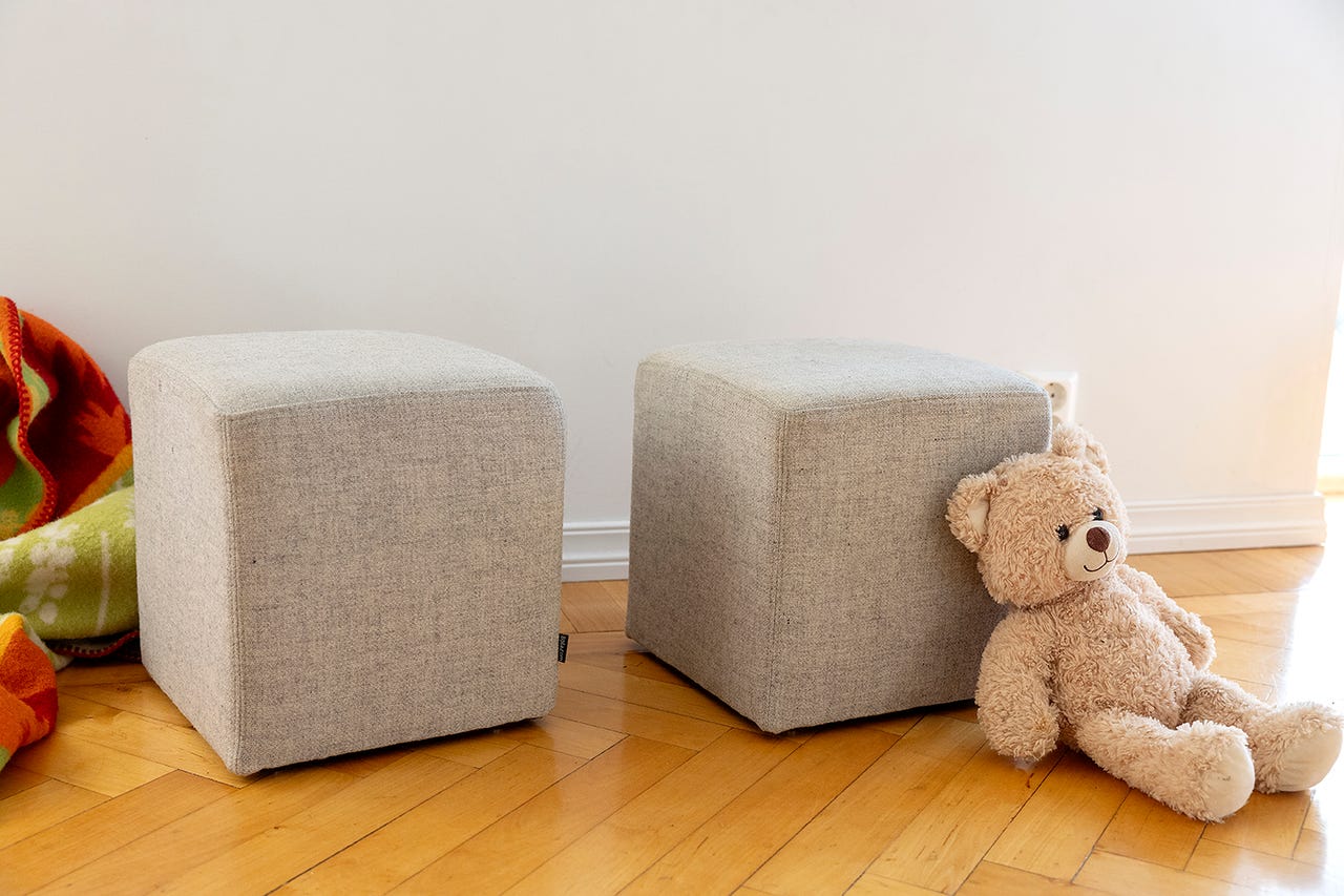 Liten grå puff fra Bolia, perfekt til barnerom eller lekerom | FINN-torget