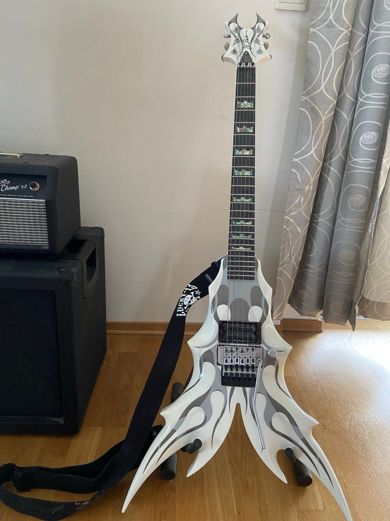 DISC BC Rich Draco Ghost Flame Elektrisk Gitar Hvit med Svart Design | FINN-torget