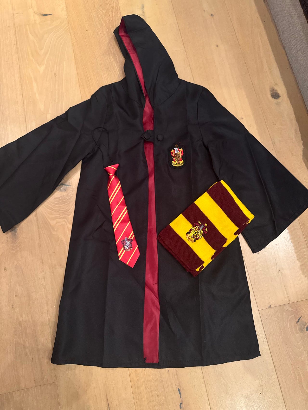 Harry Potter Gryffindor Kappe med slips og skjerf barn 7-12 år | FINN ...