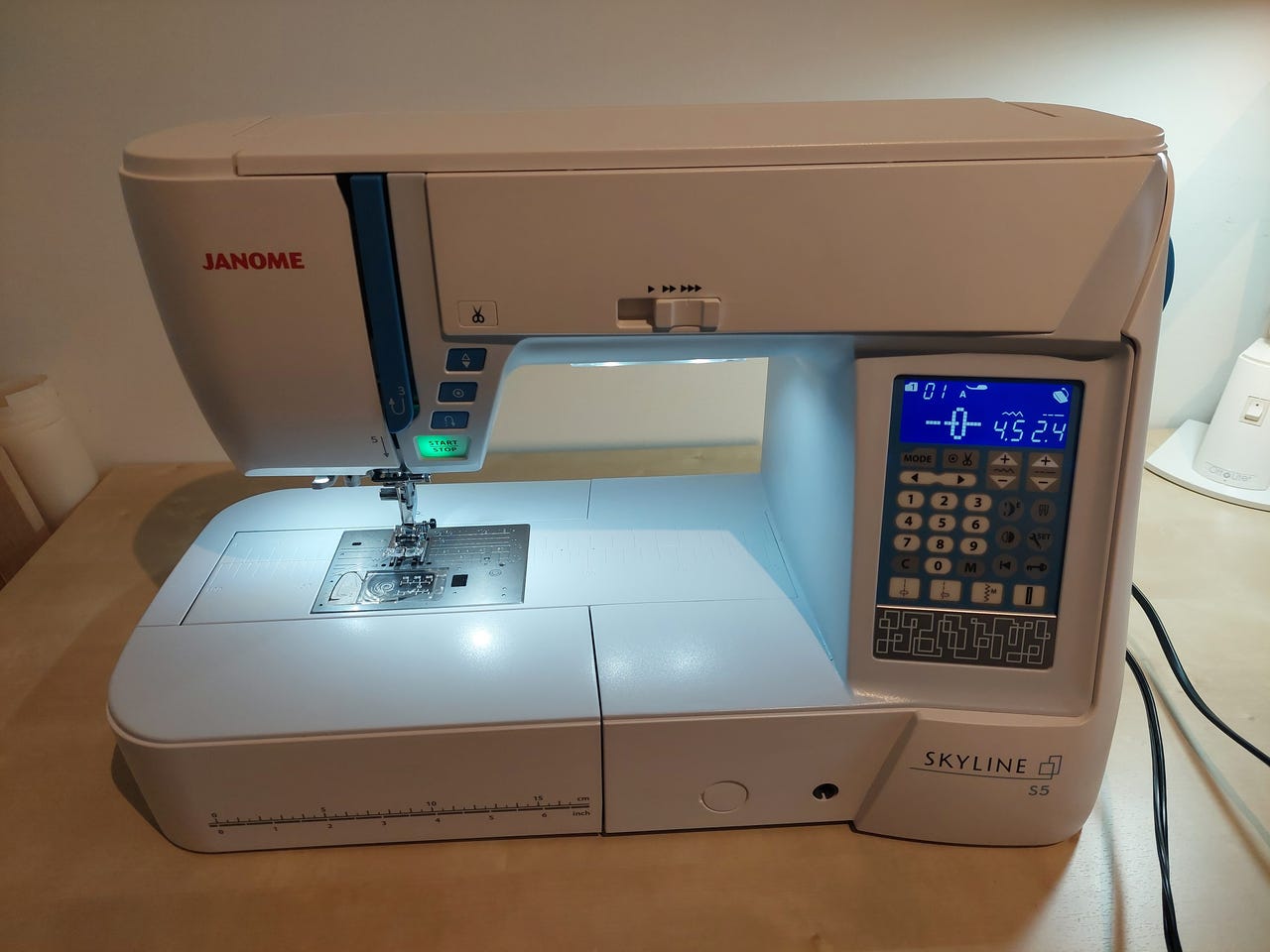 Janome Skyline S5 symaskin med tilbehør | FINN-torget