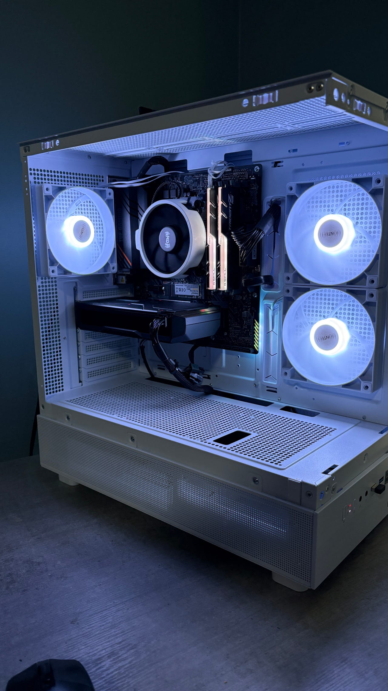 Nybygget hvit gaming PC!! | FINN-torget