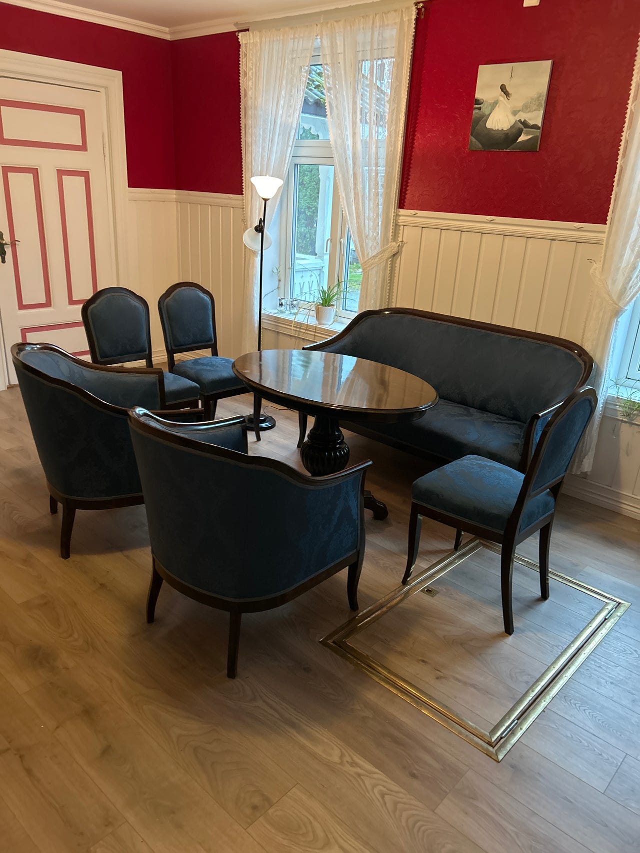 Gammel blå stoff sofa og stoler sett med mørkt tre | FINN-torget