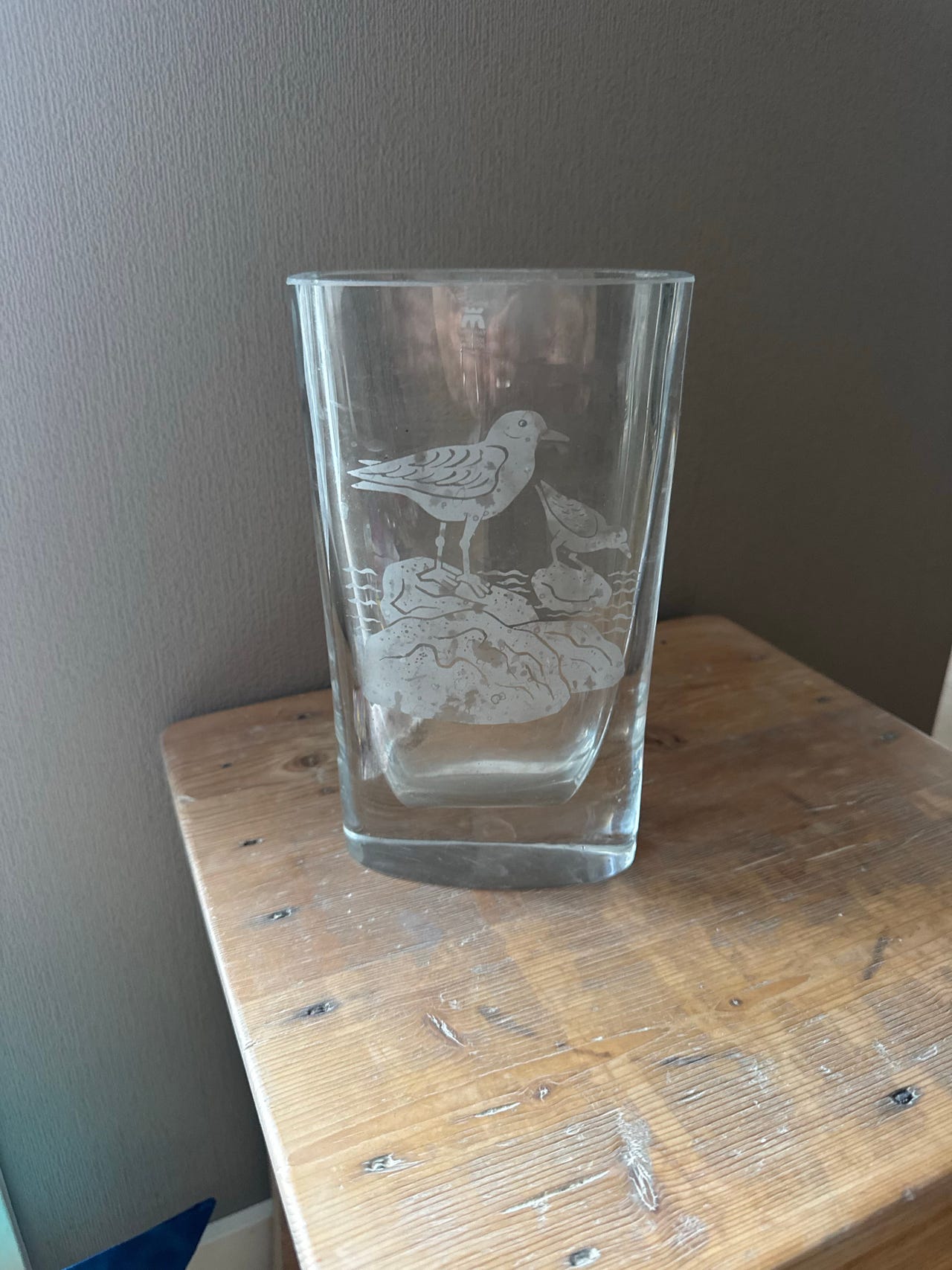 Magnor Glassverk Glassvase med fugl dekor | FINN-torget