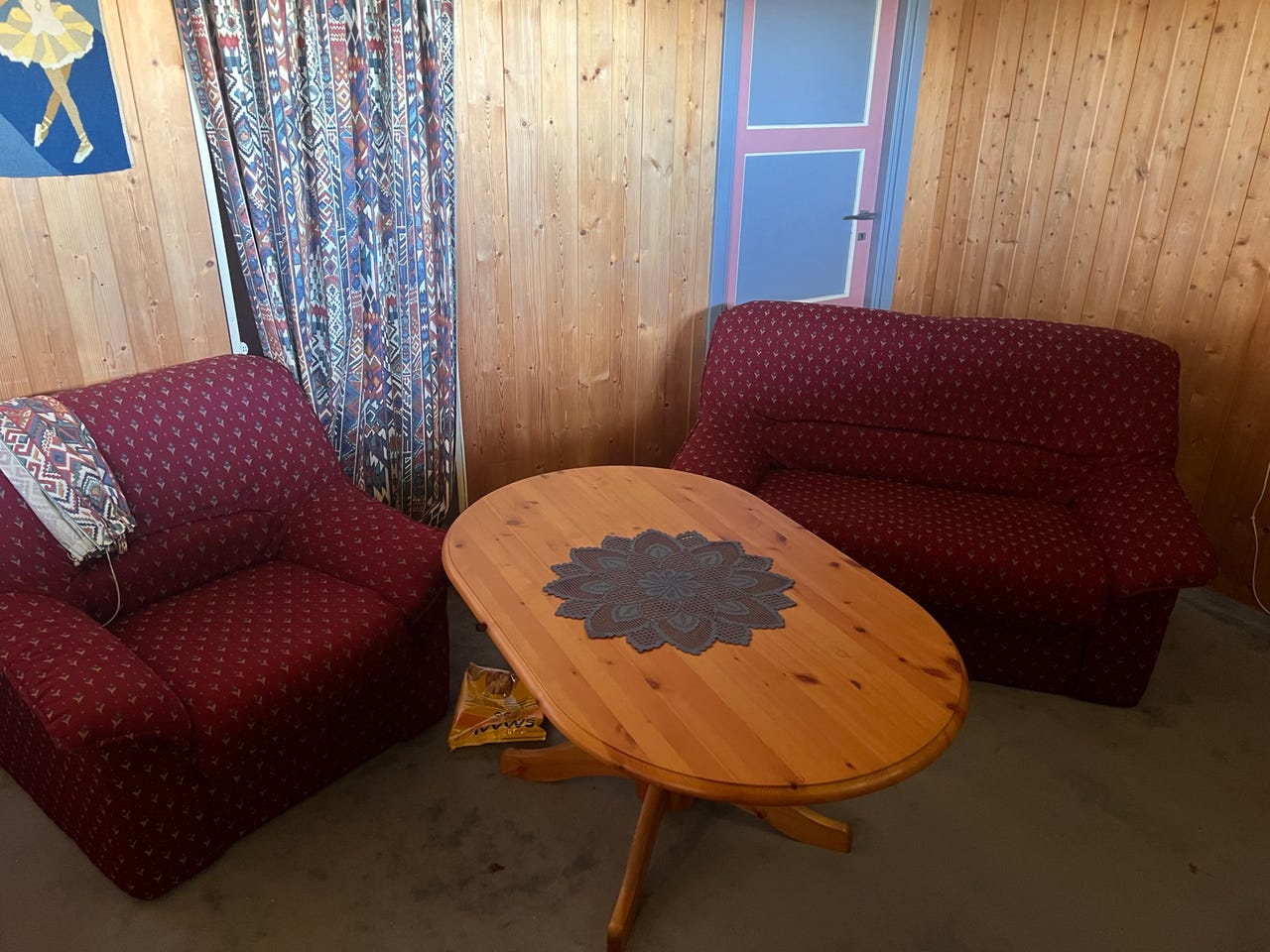 Stol, bord og 2 seter gis bort | FINN-torget