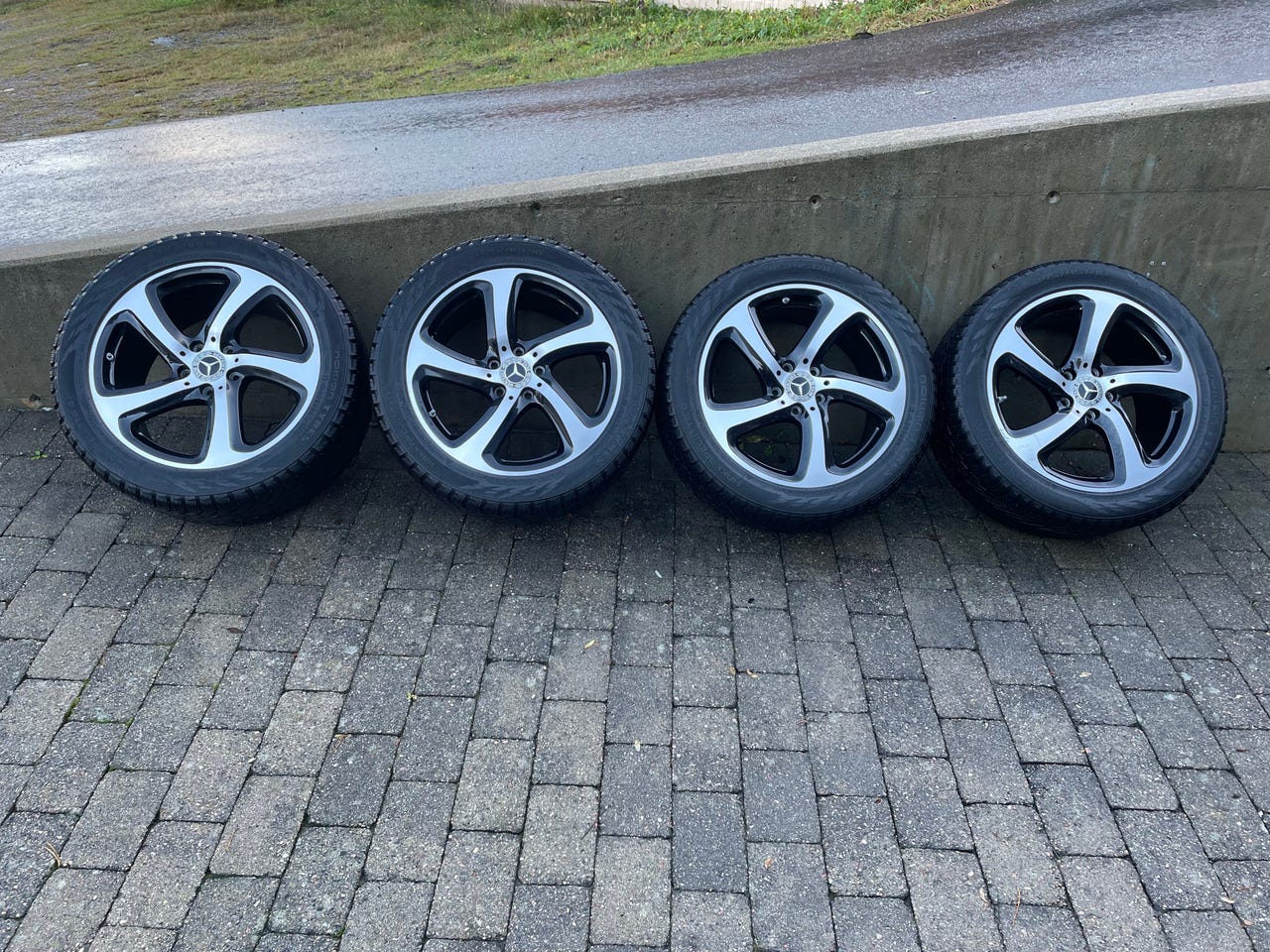 Amg felger med Nokian vinterdekk selges billig. | FINN-torget