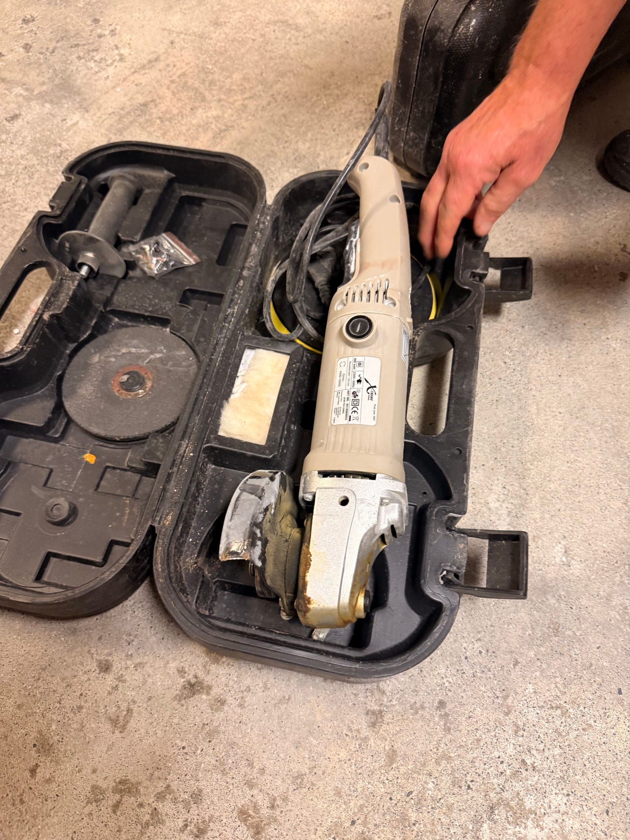 Vinkelsliper med tilbehør og oppbevaringskoffert | FINN-torget