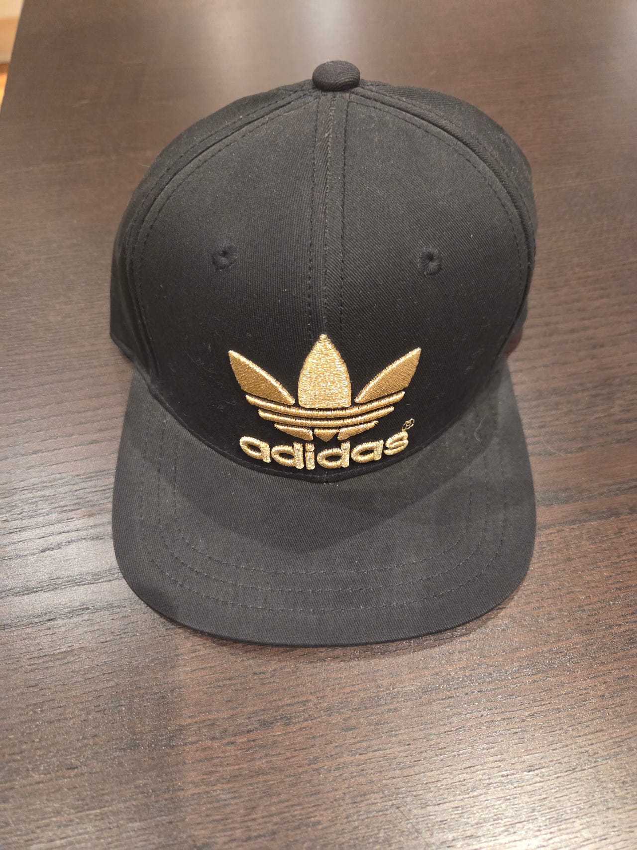 Adidas caps med gull bokstaver | FINN-torget