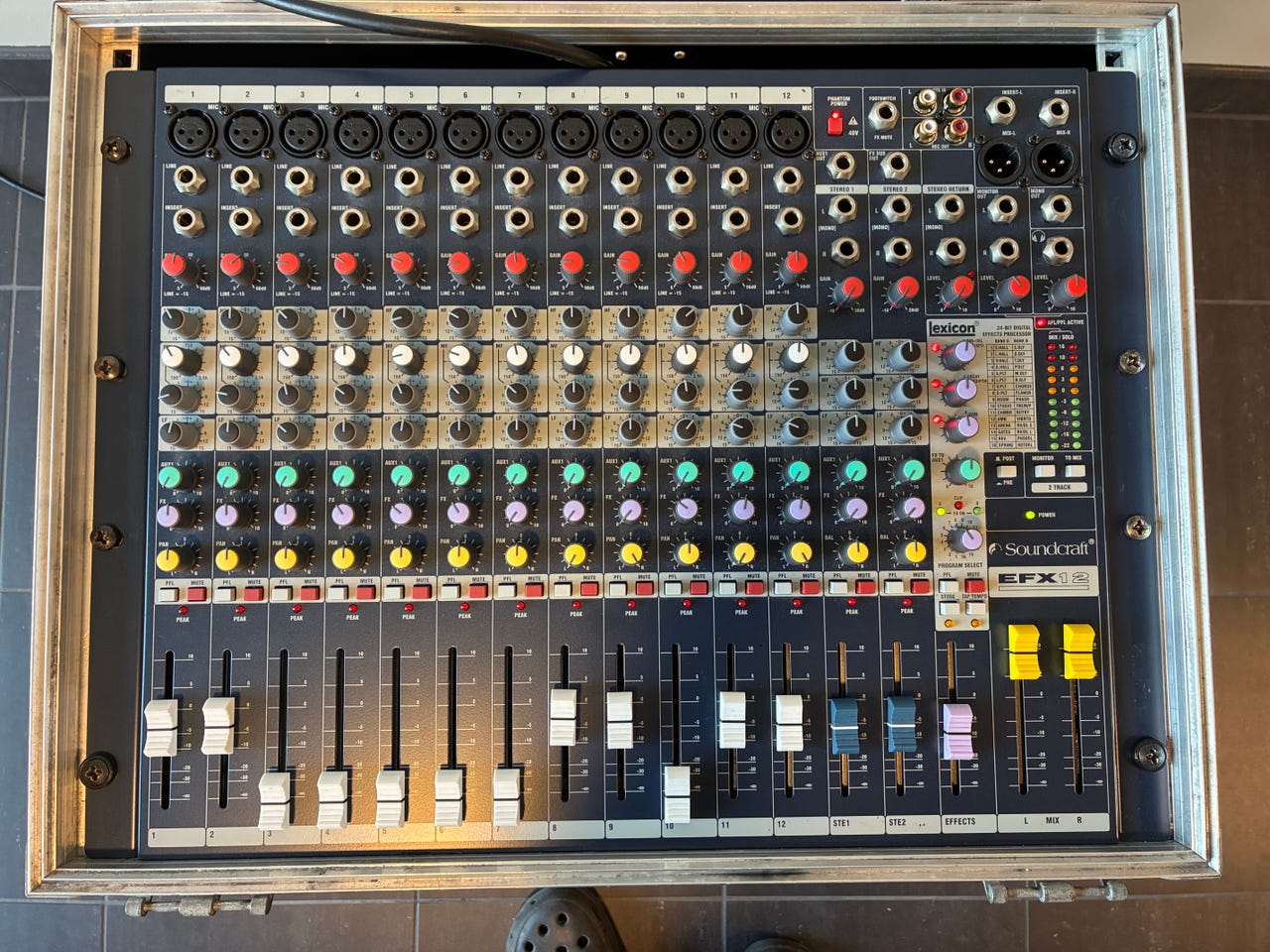 Soundcraft EFX-12 Analog Mixer i tilpasset Rufo Flight Koffert | FINN ...