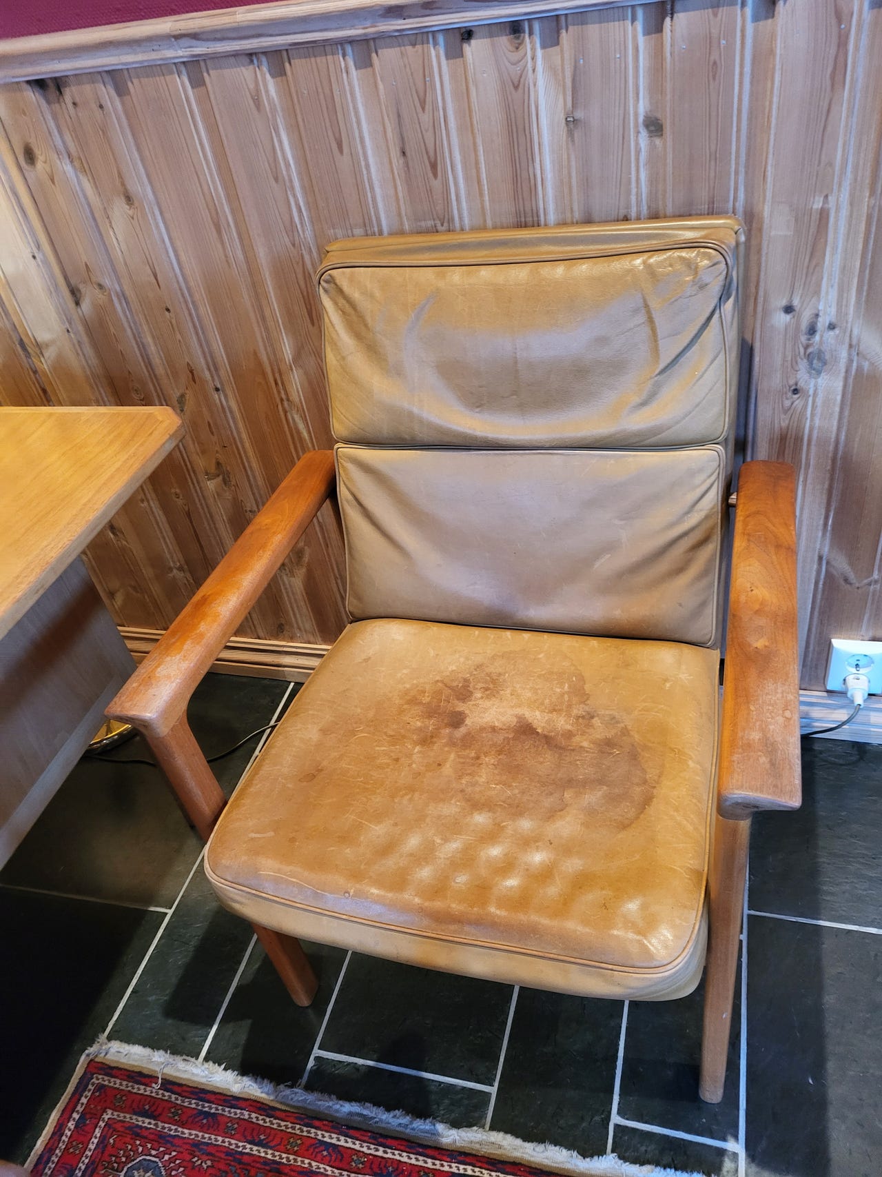 Vintage Skinn Lenestol med Teak armlener og stolben | FINN-torget