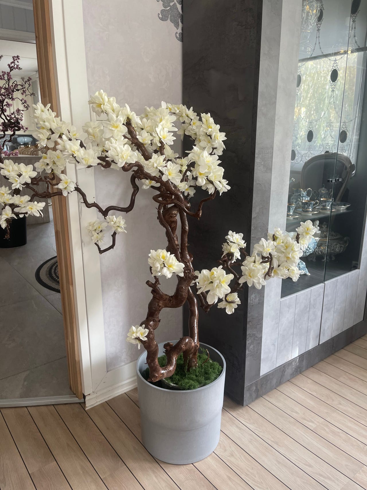 Håndlaget blomster-tre – 125cm høyt, med hvite blomster 🤍 | FINN-torget