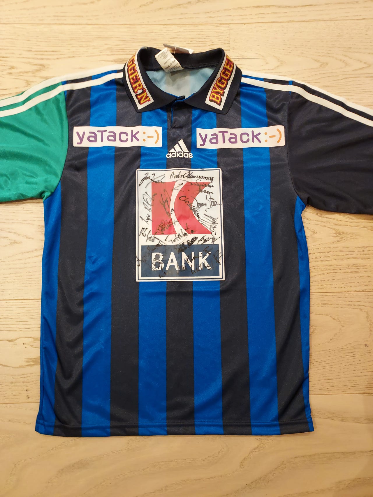 SIGNERT STABÆK DRAKT MED GRØNN ARM | FINN-torget