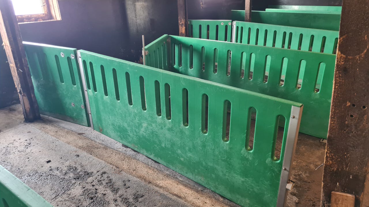 Innredning til gris selges plastplater dør rustfrittstål | FINN-torget