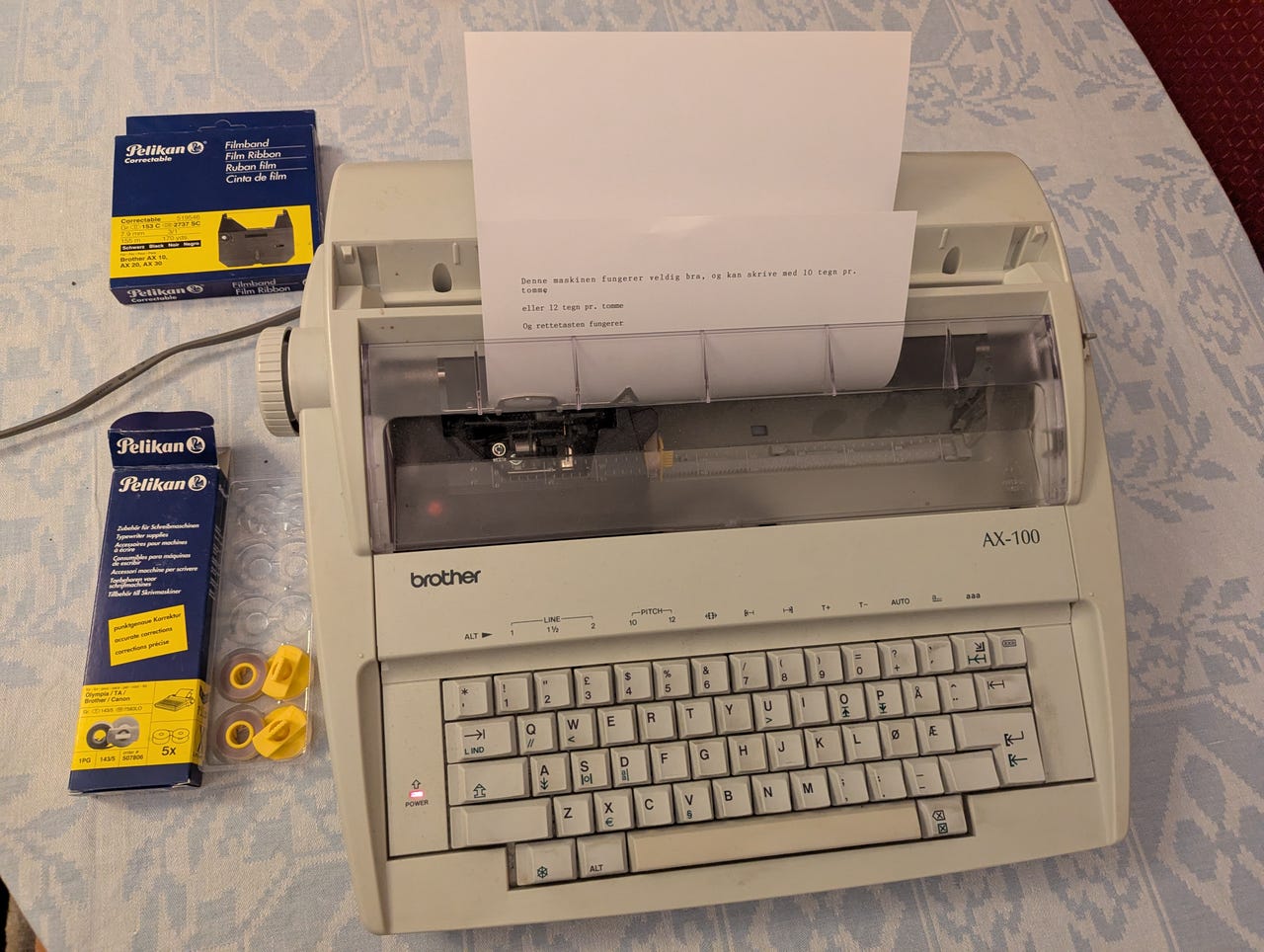 Brother AX-100 elektronisk skrivemaskin + 1 fargebånd og 2 rettebånd ...