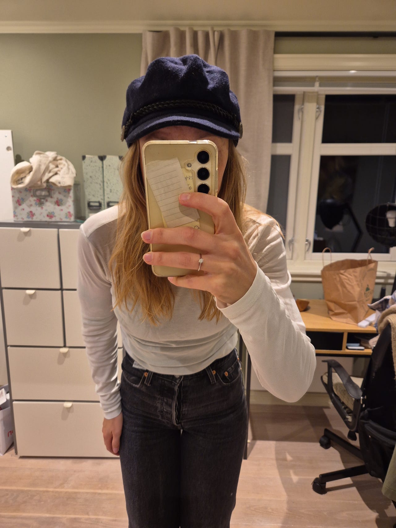 Kul skyggelue i marineblå farge | FINN-torget