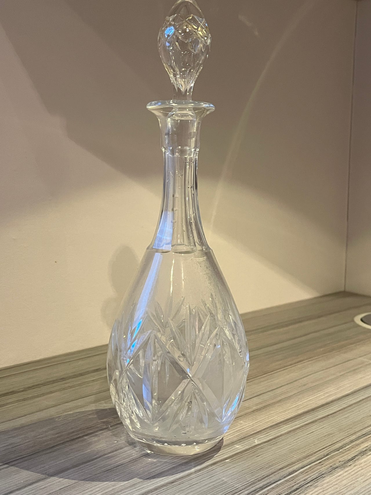 Karaffel i Krystall med mønster og kork | FINN-torget