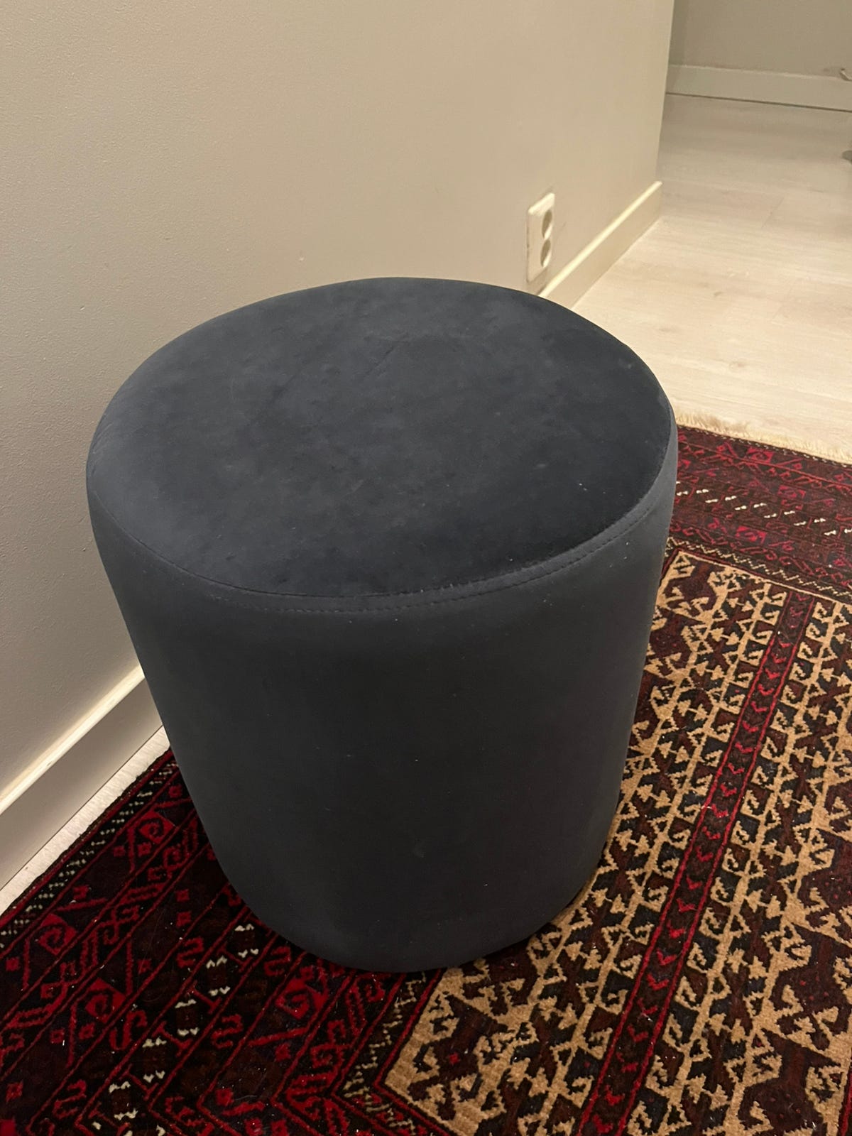 Fin Puff i blå velour | FINN-torget