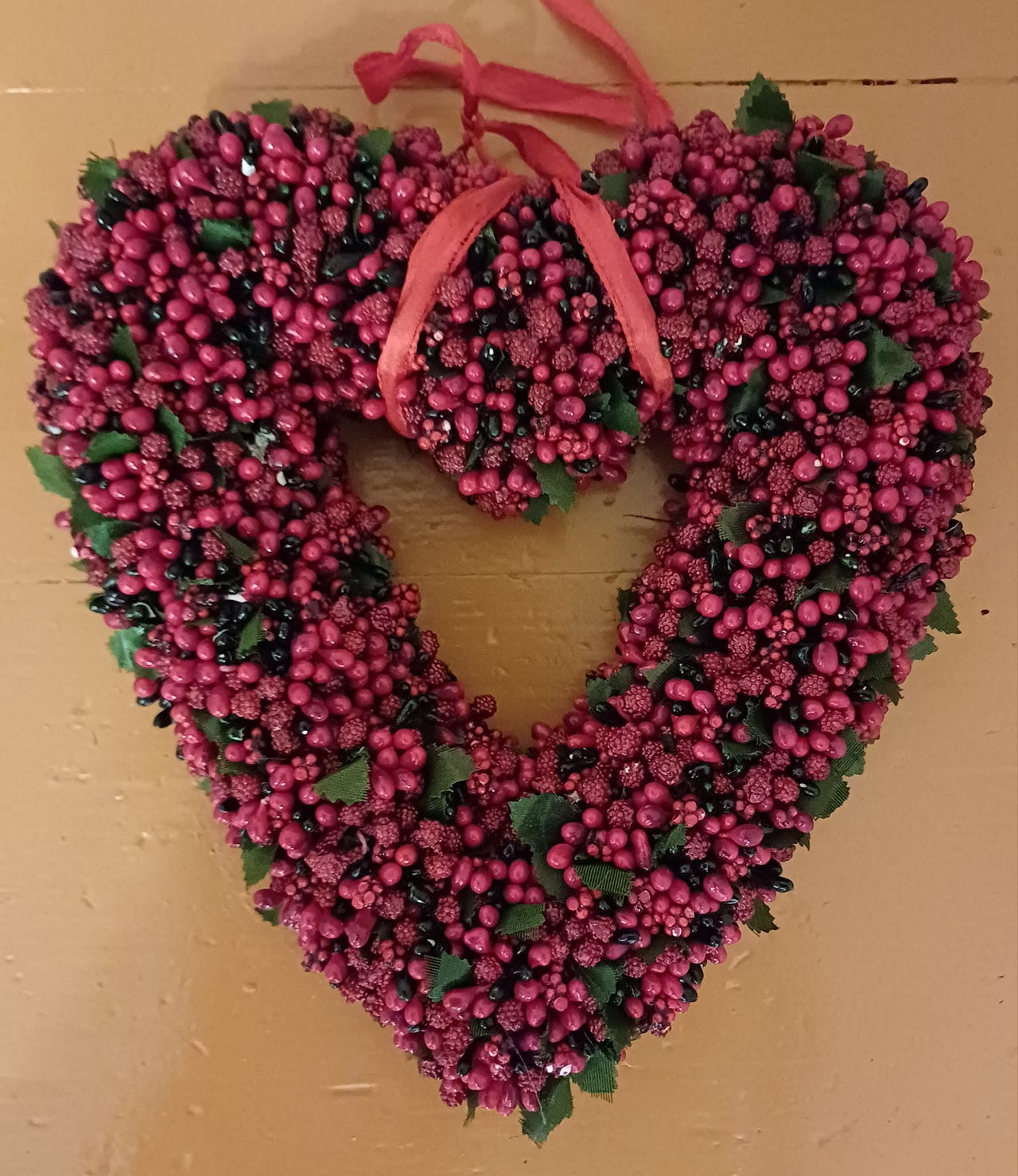 Nydelig rød krans formet som et hjerte. | FINN-torget