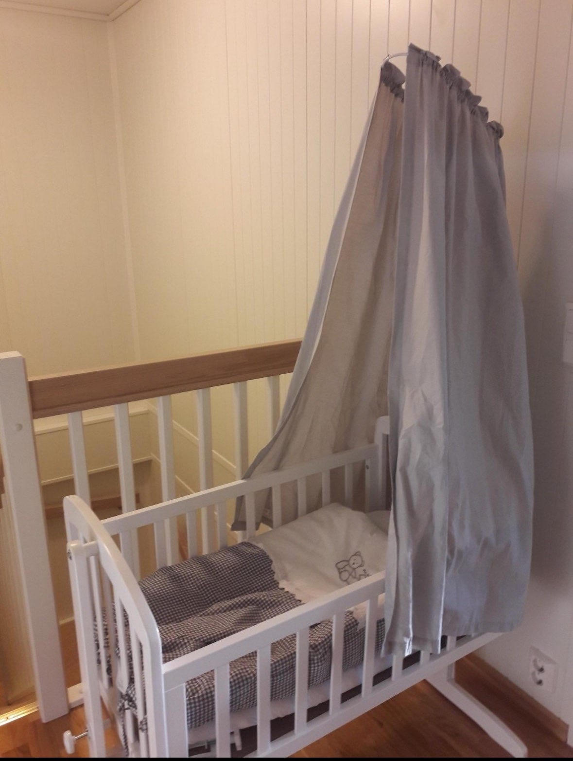 Hvit vugge med sengehimmel | FINN-torget